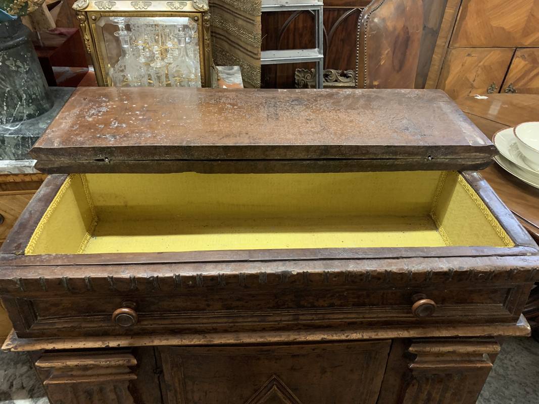 Antico e raro inginocchiatoio in noce barocco fine del XVII Secolo prie ...