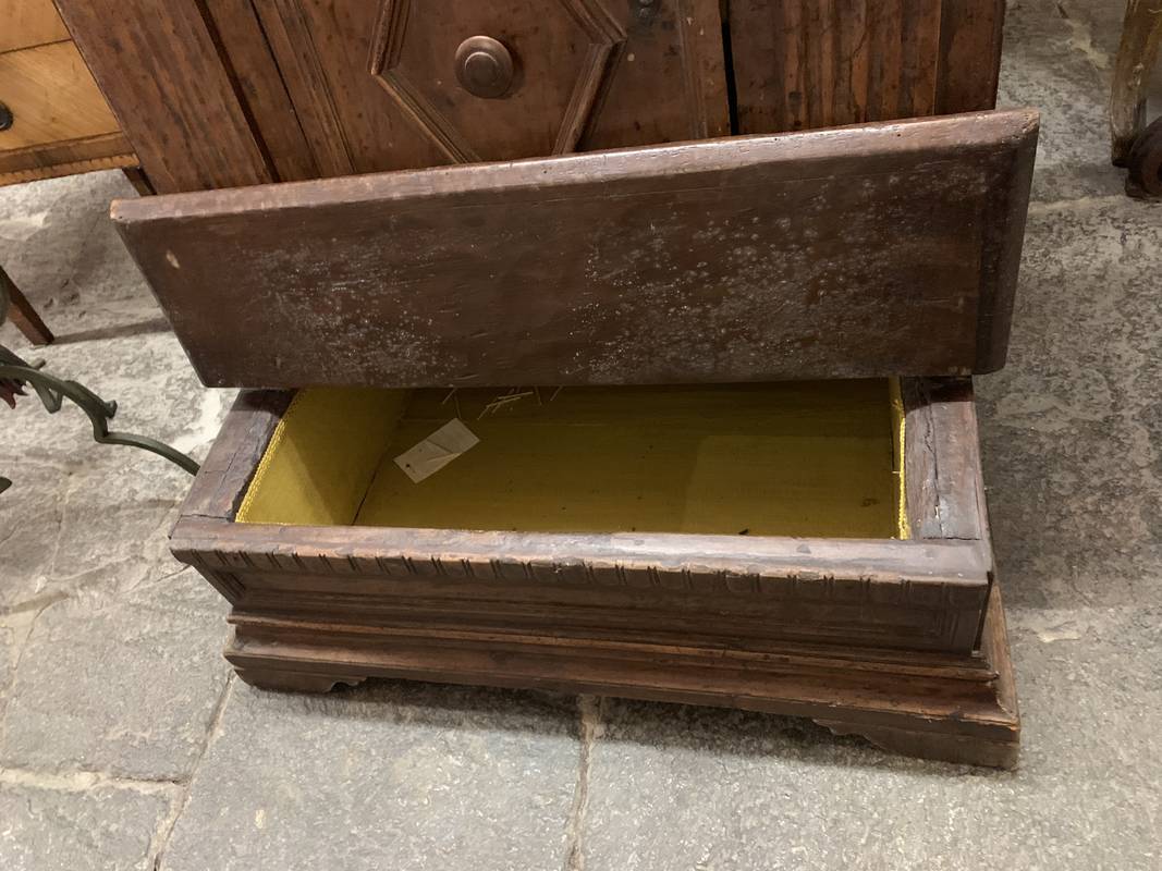 Antico e raro inginocchiatoio in noce barocco fine del XVII Secolo prie ...