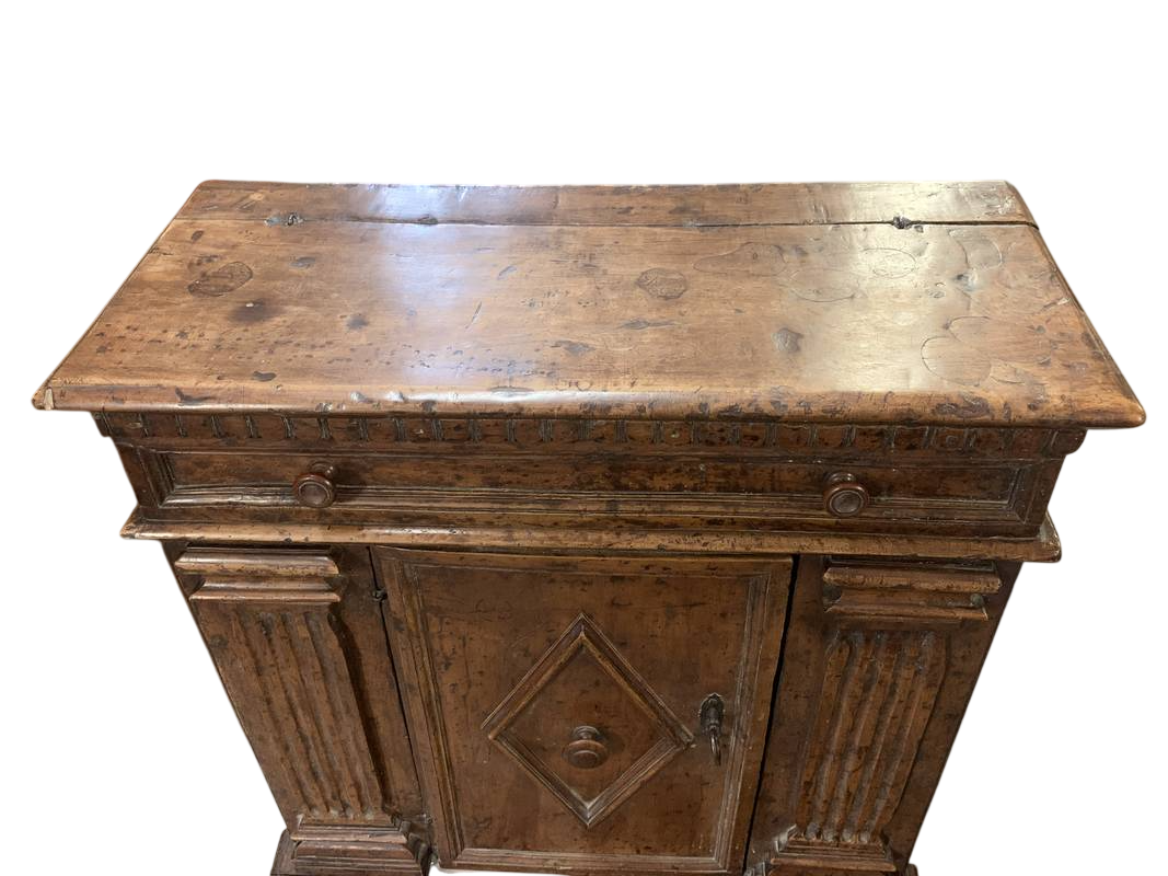 Antico e raro inginocchiatoio in noce barocco fine del XVII Secolo prie ...